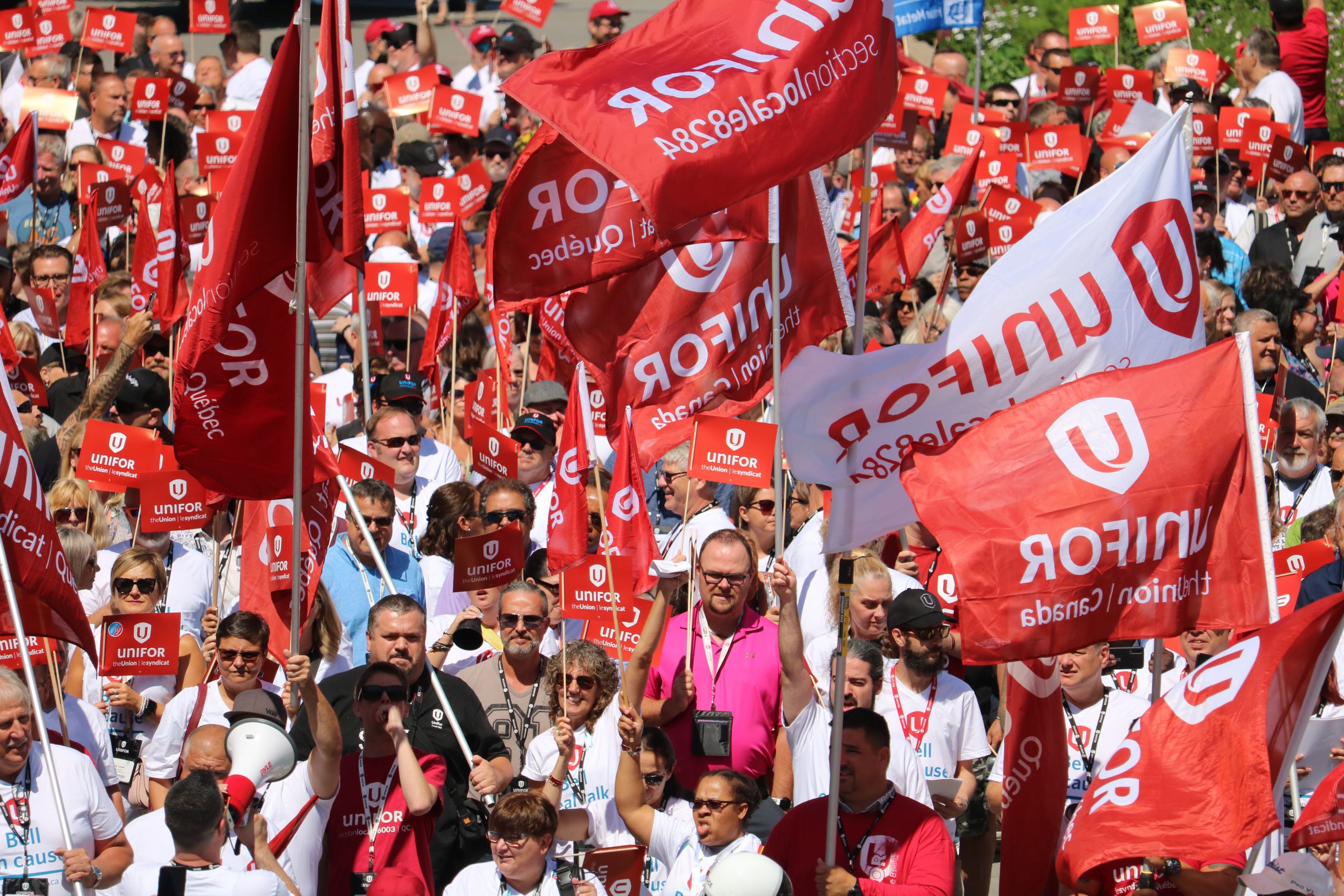 Workers rally outside Bell office to protest job erosion - Cartt.ca